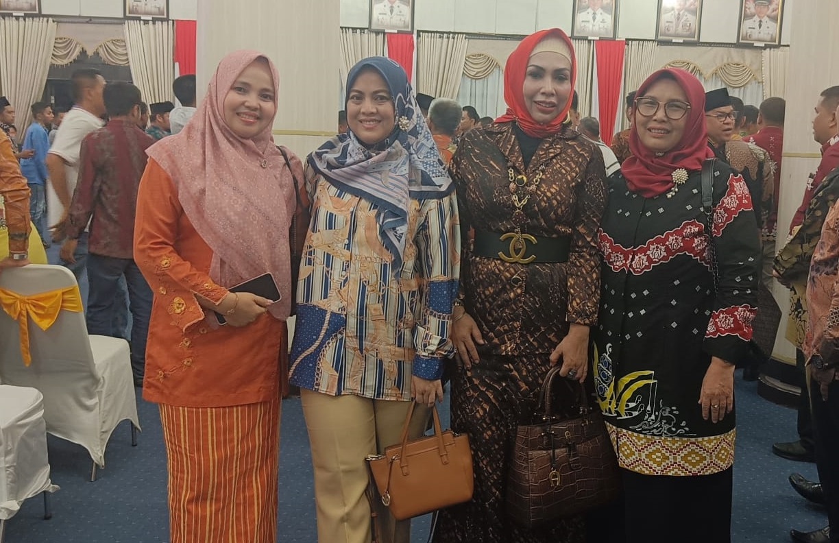 Si Jilbab Merah, Mimi Lutmila Hadiri Pisah Sambut Pj Bupati Kampar